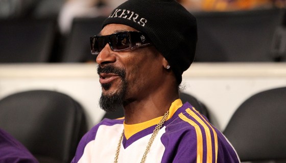 Snoop Dogg Gives Kobe Bryant The Ultimate Retirement Gift